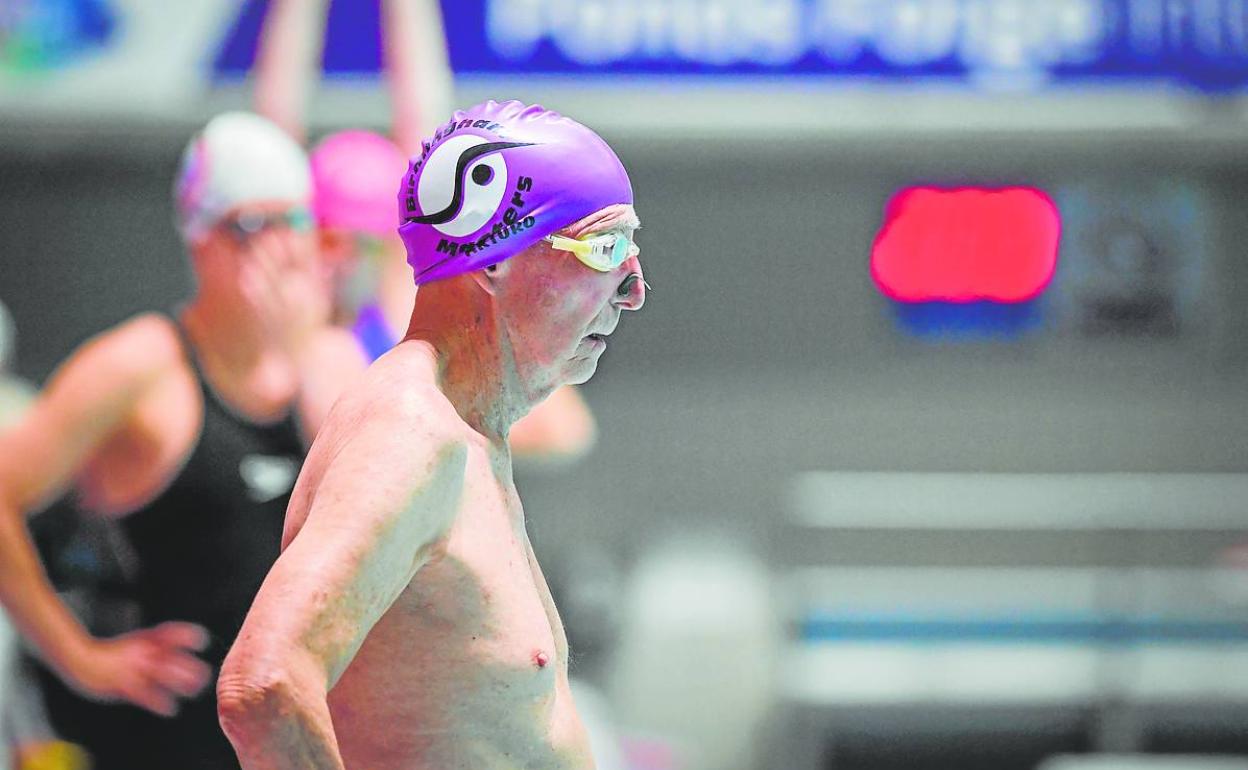 Stripping down to the bare essentials of life and striking a pose | Sur in English